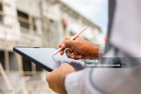 클로즈업 핸드 엔지니어 현대 주택 건축 공사시 검사에 대한 점검 및 유지 보수를 위해 태블릿을 사용하여 검사 보기에 대한 스톡 사진 및 기타 이미지 Istock
