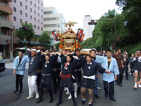 新宿十二社熊野神社祭礼の神輿3 Discover the 風雅のブリキ缶 written by tonkyu