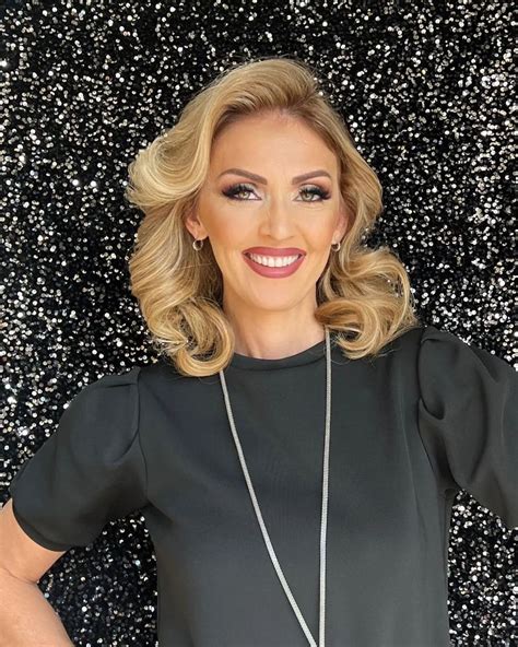 Miranda Hashani Si Rrallë Herë Fotografohet Me Dy Djemtë E Saj