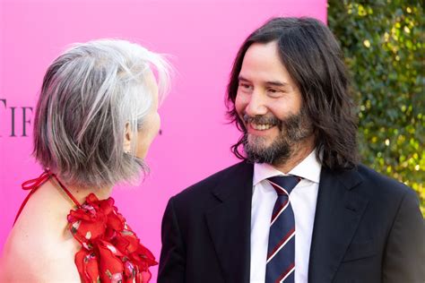 這幕甜到長螞蟻：keanu 與 Alexandra 出席活動，短短幾秒鐘的畫面已是 Couple Goal！ Popbee