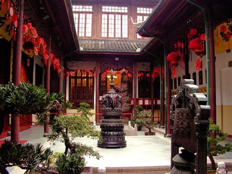 上海 玉佛禪寺 玉佛禪寺，雄偉的建築、莊嚴的佛像、怡人的景致、幽深的庭院，令人心曠神怡，彷彿置身於方外淨土。配套的服 Flickr