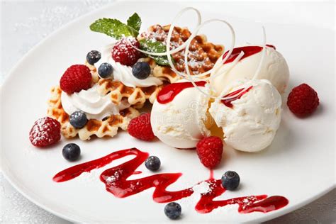 Vanilleeis Und Waffeln Mit Frischen Beeren Stockbild Bild Von Puder