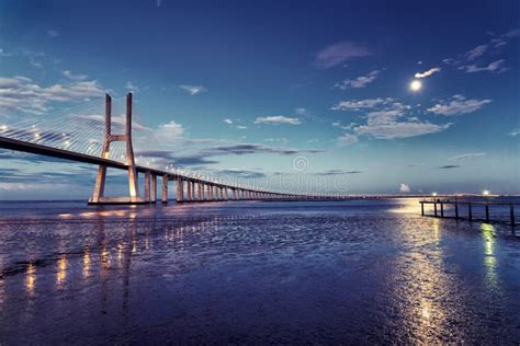 Puente Hermoso De Vasco Da Gama En Lisboa Portugal Foto De Archivo Imagen De Gama Metal