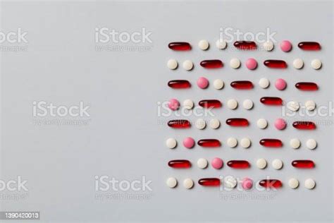 다채로운 배경에 텍스트에 대한 많은 다른 알약과 공간 상단 보기 색상 배경에 다른 알약 플랫 평지 0명에 대한 스톡 사진 및