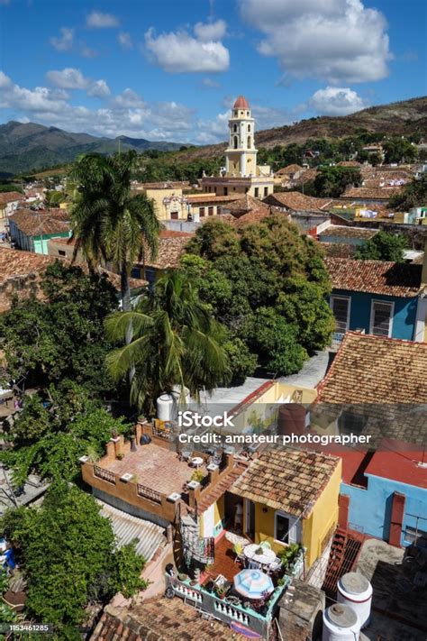 산과 식민지 시대의 집과 화려한 스카이라인 이 마을은 유네스코 세계 문화 유산과 카리브 섬의 주요 관광 명소 트리니다드 데 쿠바 0명에 대한 스톡 사진 및 기타 이미지