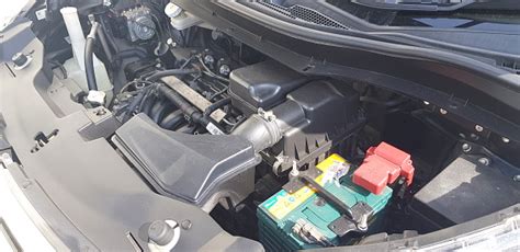 자동차 엔진의 상태를 보여주는 자동차 오픈 후드 라디에이터 냉각 패널 엔진 및 전자 시스템을 참조하여 정비사가 엔진을 철저히 점검하여 엔진을 완전히 점검하여 사용을