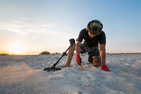 Homem Um Detector De Metais Em Um Sandy Beach Do Mar Foto De Stock Imagem De Completamente