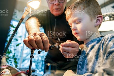 할아버지는 집에서 비행 낚시 를 만드는 방법을 그의 손자를 가르치고 2명에 대한 스톡 사진 및 기타 이미지 2명 6 7 살