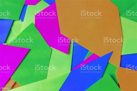 다채로운 밝은 종이 텍스처 기하학적 구성입니다 색종이의 배경입니다 분홍색 녹색 파란색 노란색입니다 평면 배치 3차원 형태에 대한 스톡 사진 및 기타 이미지 Istock