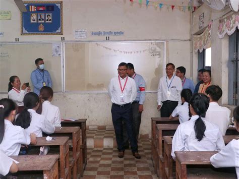 លោកបណ្ឌិតសភាចារ្យ ហង់ជួន ណារ៉ុន ចុះពិនិត្យស្ថានភាពទូទៅ មុនដំណើរការសំណេរ នៅមណ្ឌលប្រឡង វិទ្យាល័យ