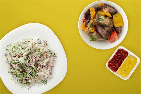 다이콘 샐러드 양파 딜을 색으로 칠한 배경에 얹습니다 흰색 접시에 샐러드 채식 음식 건강한 식생활 0명에 대한 스톡 사진 및 기타 이미지 Istock