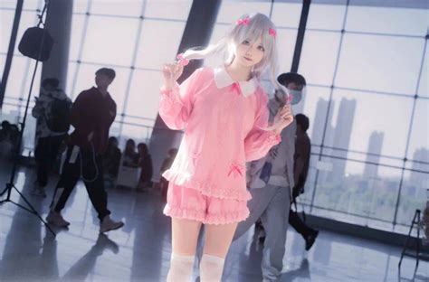 和泉纱雾cos：白丝萌妹与迷人玉足，让人无法抗拒 埃罗芒阿老师