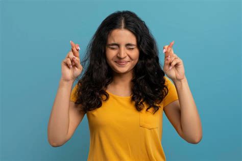 आखिर क्यों आज भी लोग गुड लक के लिए उंगलियों को करते हैं क्रॉस क्या है