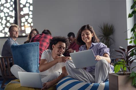 비즈니스 시작 기술 및 사람들 개념사무실에서 노트북 및 태블릿 Pc 컴퓨터와 함께 행복 한 국제 크리에이 티브 팀 개념에 대한 스톡 사진 및 기타 이미지 Istock