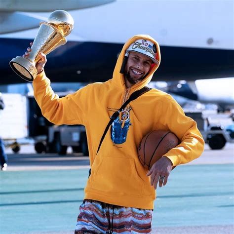 爭議！楊毅評近30年nba五大超巨：科比竟無緣上榜，庫里無奈墊底 每日頭條