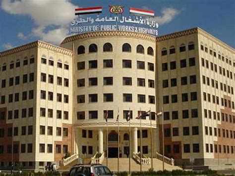 وزارة الأشغال تعيد بناء ثمانية جسور على طريق صنعاء الحديدة وكالة