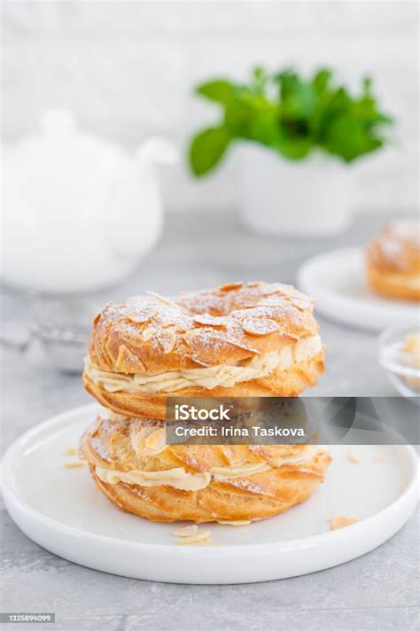 프랄린 크림 가루 설탕 아몬드 꽃잎을 그레이 콘크리트 배경 위에 얹은 프랑스 전통 케이크 파리 브레스트 공간을 복사합니다 0명에 대한 스톡 사진 및 기타 이미지 Istock