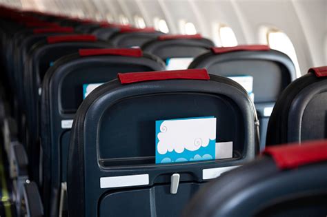 비행기 명령 텍스트 장소와 레이아웃 광고 브로셔 비행기의 빈 오두막 승객을위한 부드러운 좌석 구멍 여객기 내부 비행기의 좌석입니다 복사 공간 0명에 대한 스톡 사진 및 기타