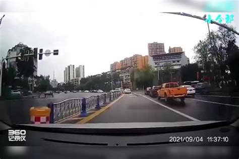 监控偶拍的一幕，总是这样骑车，早晚要害人害己监控
