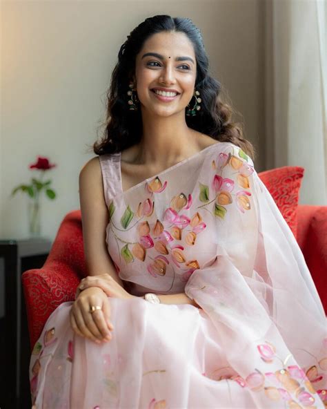 Pic Talk Meenakshi Chaudhary Dazzles In An Elegant Saree