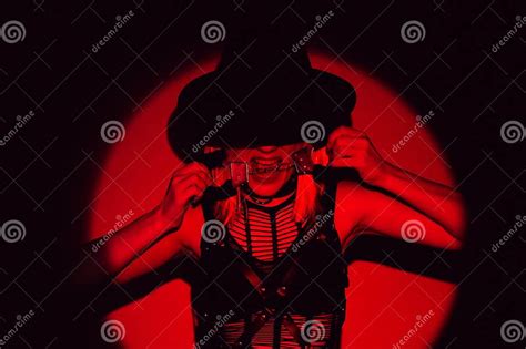 Chica Sexy En Ropa Interior Y Sombrero Sostiene Las Esposas En Los Dientes Concepto Bdsm De Una