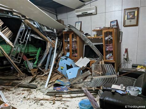 貨車半夜衝進民宅！客廳慘成「開放式」 屋主早早睡覺幸運逃劫 Ettoday社會新聞 Ettoday新聞雲