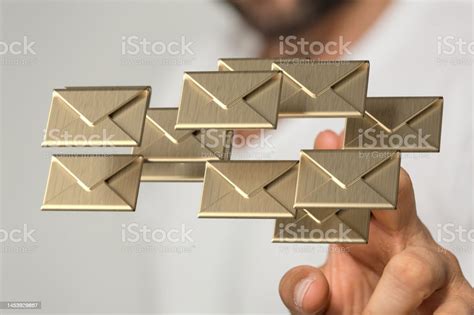 3d 렌더링 이메일 아이콘을 만지는 흐릿한 배경의 사업가 3차원 형태에 대한 스톡 사진 및 기타 이미지 3차원 형태 개념