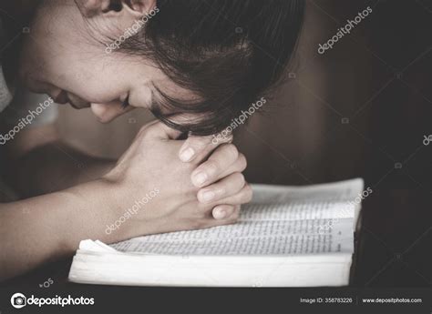 Woman Hands Praying God Bible Woman Pray God Blessing Religious — Stock