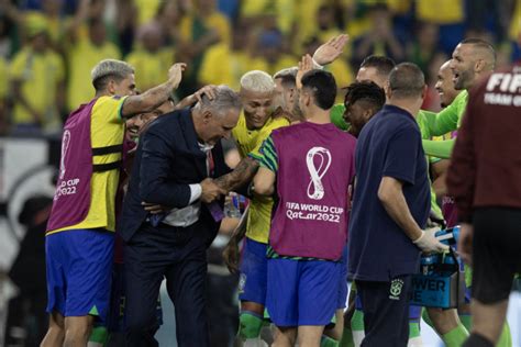 Tite comemora gol de Richarlison fazendo a dança do Pombo e viraliza