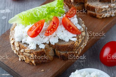 회색 배경에 나무 도마에 코티지 치즈와 토마토와 호밀 빵 조각 0명에 대한 스톡 사진 및 기타 이미지 0명 건강한 생활방식