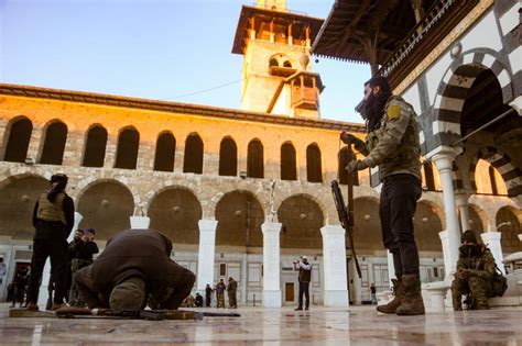 תיעודים מטרידים המורדים הסורים סוגרים חשבונות עם מקורבי אסד חרדים10