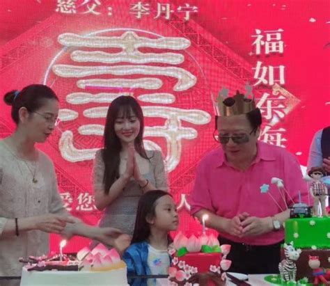 大半年夫妻未同框，李小璐带甜馨给爸爸庆生，贾乃亮依旧缺席带着