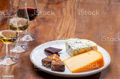 다양한 치즈를 맛볼 수 있고 강한 알코올 음료 위스키 코냑 또는 칼바도스와 함께 합니다 브리에 대한 스톡 사진 및 기타 이미지