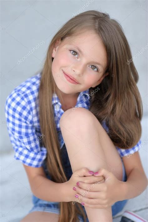 Портрет маленькой девочки на открытом воздухе летом — Стоковое фото © Zagorodnaya 91353918