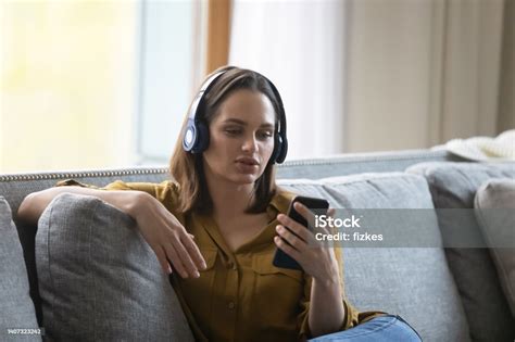 모바일 화상 통화 대화를 들고있는 헤드폰을 입은 행복한 밀레니엄 세대 여성 섬뜩한에 대한 스톡 사진 및 기타 이미지 섬뜩한