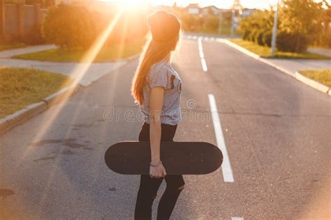 Schöne Und Der Mode Junge Frau Die Mit Einem Skateboard Auf Der Straße