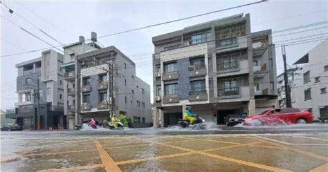 雨彈狂炸、台南淹水！父子划sup外出 市民湧黃偉哲臉書洗版 生活大小事