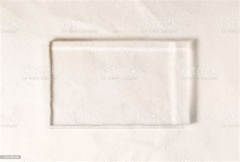 최소한의 자연 장면 모래에 태양 반사가 있는 투명한 유리로 만든 제품 프레젠테이션을 위한 빈 모형 프레임 0명에 대한 스톡 사진 및 기타 이미지 Istock