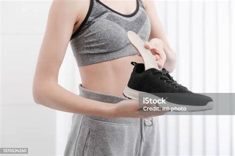 집에서 신발에 정형 외과 깔창을 넣어 여자 스포츠 소녀 피팅 정형 외과 깔창 실내 닫습니다 풋 케어 배너 플랫 피트 보정 발