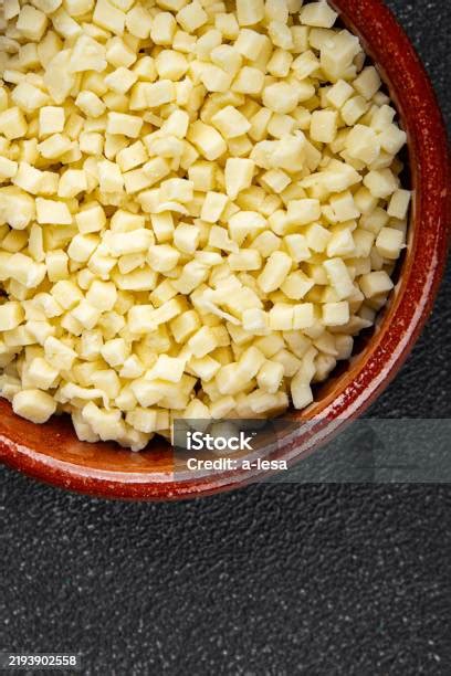 피자 용 모짜렐라 치즈 강판 치즈 벌금 신선한 맛있는 음식 요리 맛있는 식도락가 음식 배경 테이블에 소박한 음식 평면도 복사 공간 강판에 대한 스톡 사진 및 기타 이미지