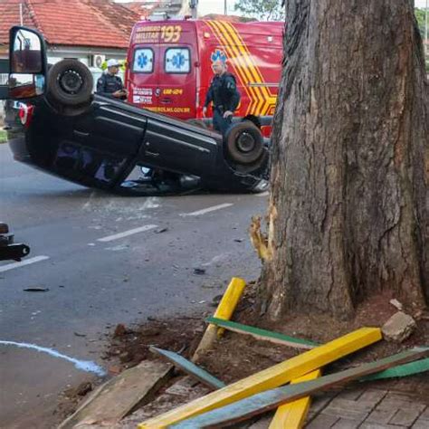 Motorista cochila bate carro em árvore e capota na Rua 14 de Julho