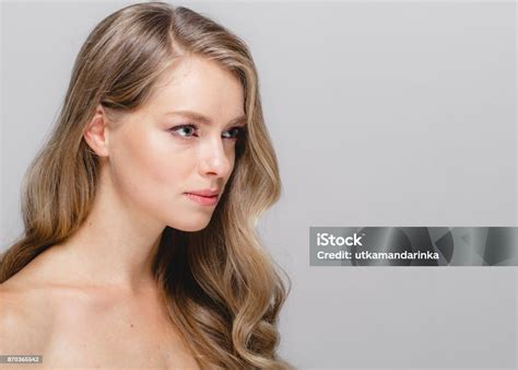 여자 화장품 근접 촬영 아름다움 초상화 살롱에 대 한 아름 다운 건강 한 케어 피부와 머리를 푸른 색 배경 가리키기에 대한 스톡