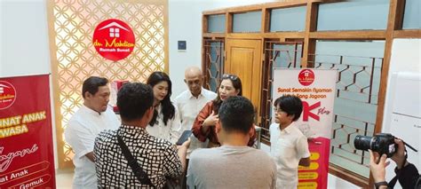 Mk Plus Menjadi Primadona Di Pembukaan Cabang Cikini Rumah Sunat Dr