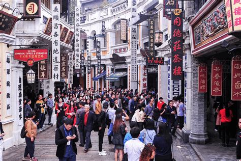 2022不推荐进店消费，倒是1942民国风情街、老北京街这两条街的街边有许多小吃摊，各种面、凉粉、米线观澜湖华谊冯小刚电影公社 评论