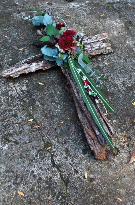 Pin on Liūdesio gėlės | Funeral flower arrangements, Funeral floral ...