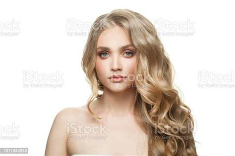 매력적인 여자 건강 곱슬 금발 머리와 흰색 배경에 고립 된 맑은 피부 20 24세에 대한 스톡 사진 및 기타 이미지 20 24세 건강관리와 의술 건강한 생활방식