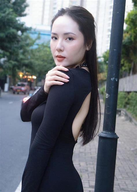 Nhan Sắc Xinh đẹp Quyến Rũ Của Phương Linh ở Tuổi 40