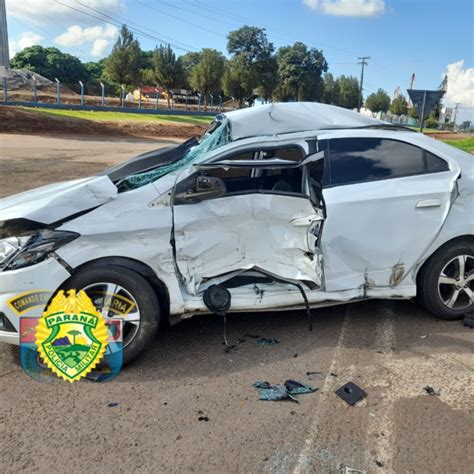 Homem tem ferimentos graves após forte batida contra caminhão em