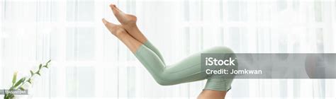 핸드스탠드 포즈 나 핀치다 마두라사나의 건강한 젊은 여성이 집에서 호흡하고 명상 요가를 하는 것을 연습하기 위해 요가 여성을 가까이서 보냅니다요가 컨셉으로 편안해 아침에