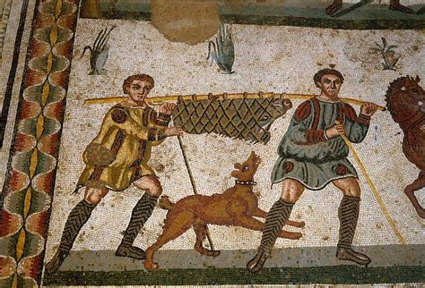 ローマ美術：2人の奴隷がイノシシを運ぶ。紀元315年から350年の「小さな狩猟隊」のモザイク画の詳細。アルメリーナ広場、ヴィラ・ロマーナ・デル